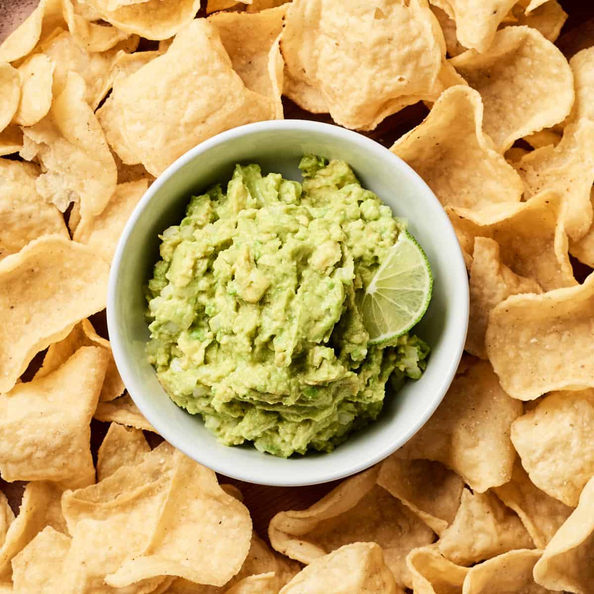 Super Easy Guacamole Recipe With 4 Ingredients - Resplendent Kitchen